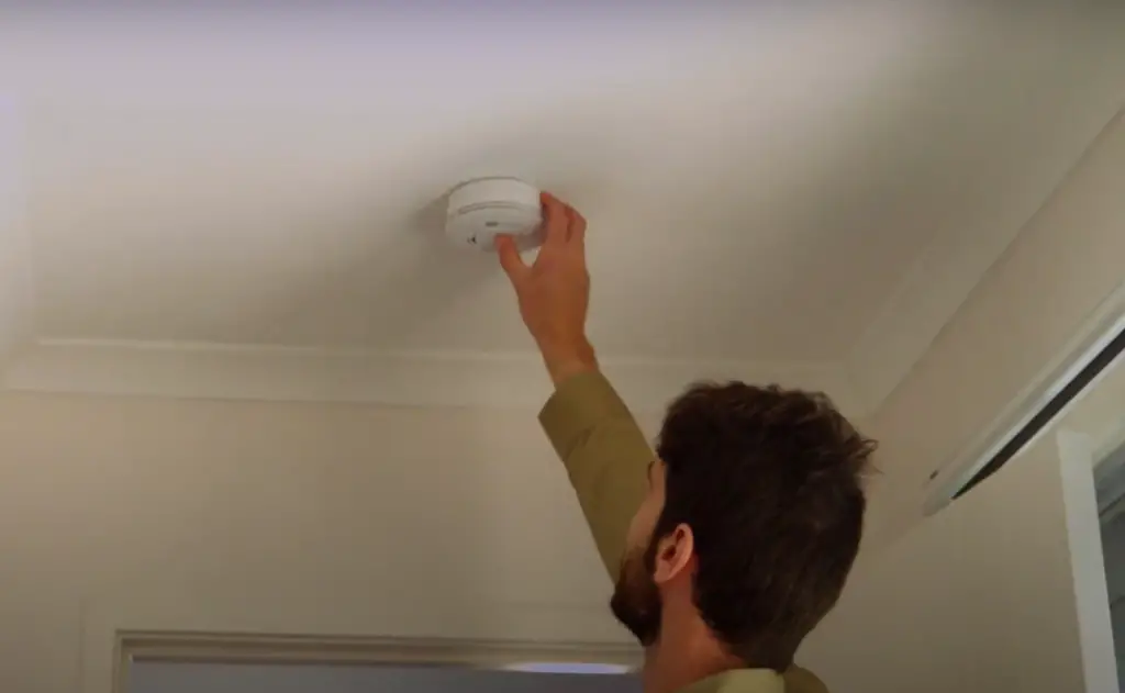 Where to Install Smoke Detector In a Bedroom With a Ceiling Fan ...